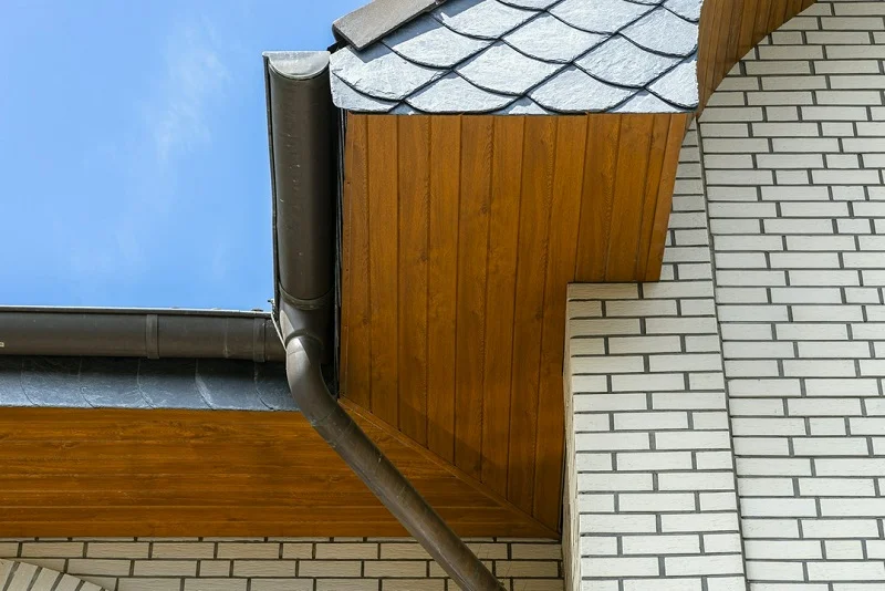 Jakie są różnice między podbitką drewnianą, a podbitką z PVC?