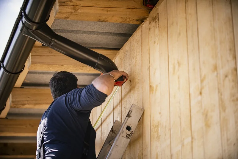 W jaki sposób montaż podbitki dachowej ogranicza utratę ciepła?